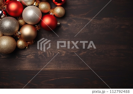 Christmas baubles on a dark wooden background....のイラスト素材 [112792488 ...