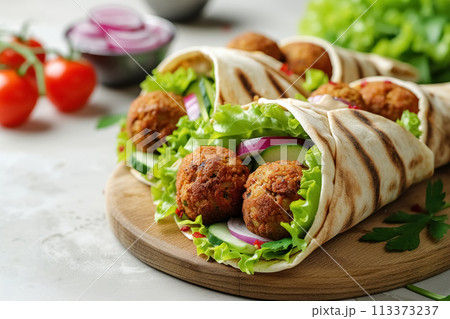 Delicious, fried falafel balls wrapped in pita...のイラスト素材 [113373237 ...