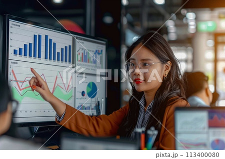 Empowering Female Operations Manager Leads Team...のイラスト素材 [113400080 ...