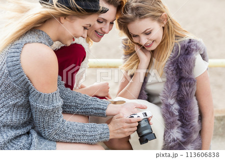 Photographer showing fashion models photosの写真素材 [113606838] - PIXTA