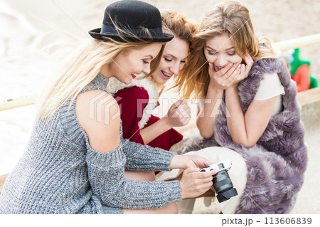 Photographer showing fashion models photosの写真素材 [113606839] - PIXTA