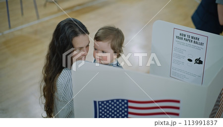 American citizens come to vote in polling stationの写真素材 [113991837] - PIXTA