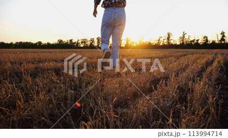 Female farmer running through the barley...の写真素材 [113994714] - PIXTA