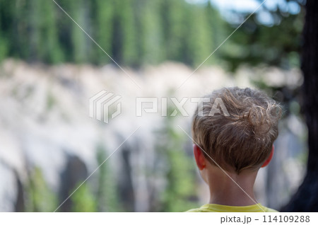 Young boy starring off over a vast valley in...の写真素材 [114109288] - PIXTA