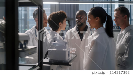 Lab Workers Observing Experimentのイラスト素材 [114317392] - PIXTA