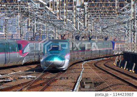 東北新幹線E5系やまびこ号（山形新幹線E8系つばさ併結）の写真素材 [114423907] - PIXTA