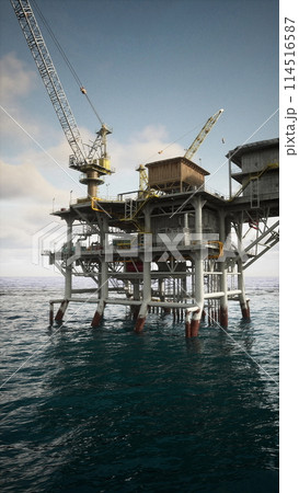 Old Oil Rig Operating in the Oceanのイラスト素材 [114516587] - PIXTA