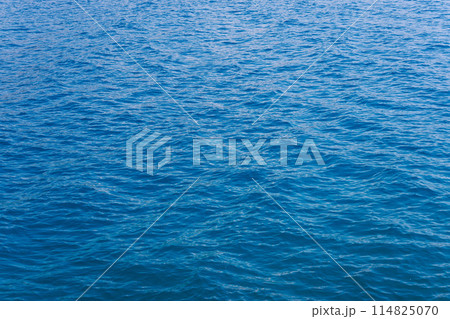 Closeup of calm electric blue waves on a liquid...の写真素材 [114825070] - PIXTA