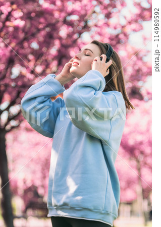stylish woman meloman listening musicの写真素材 [114989592] - PIXTA