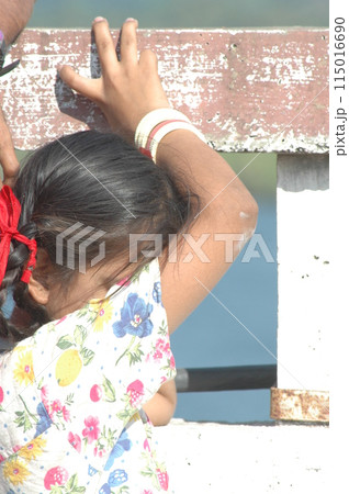 Poor Indian Girl kid wachingの写真素材 [115016690] - PIXTA