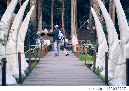 A father with two children enters Jurassic Park...の写真素材 [115037937] - PIXTA