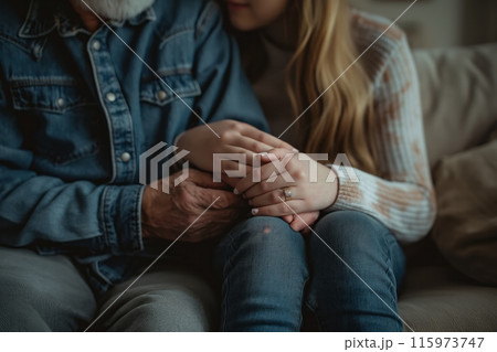 Hands Holding Closeのイラスト素材 [115973747] - PIXTA