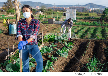 Woman gardener wearing face mask for prevention...の写真素材 [115978850] - PIXTA