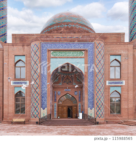 Entrance of Imamzadeh Mausoleum or Goy Imam...の写真素材 [115988565] - PIXTA