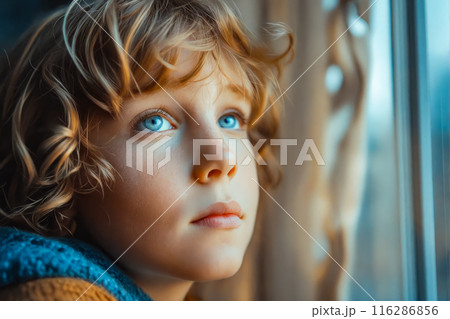 A young boy with blue eyes looking out the windowのイラスト素材 [116286856 ...