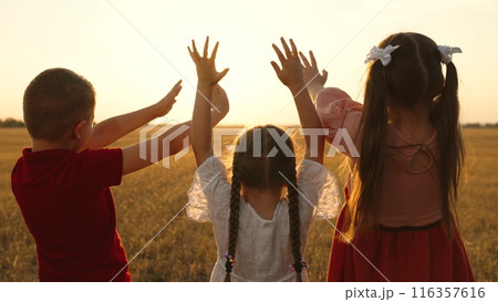 little child kid boy girl stretch their hand...の写真素材 [116357616] - PIXTA