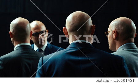 Group of bald businessmen at business...のイラスト素材 [116501451] - PIXTA