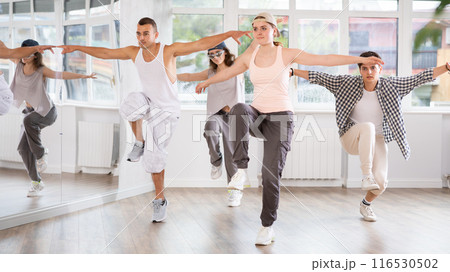 Young girl standing performs basic hip hop...の写真素材 [116530502] - PIXTA