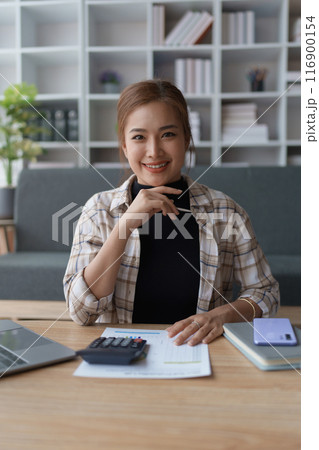 Woman Home Finance Management using calculator,...の写真素材 [116900154] - PIXTA