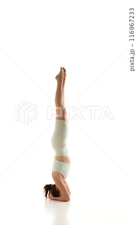 Woman performs headstand, cultivating balance...の写真素材 [116967233] - PIXTA