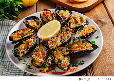 Stuffed mussels, popular Turkish dish with...のイラスト素材 [116988434] - PIXTA