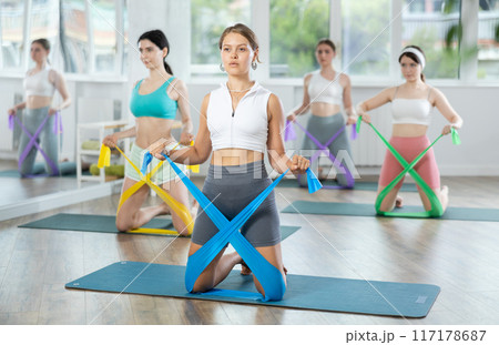 Young girls doing arm workout with resistance...の写真素材 [117178687] - PIXTA