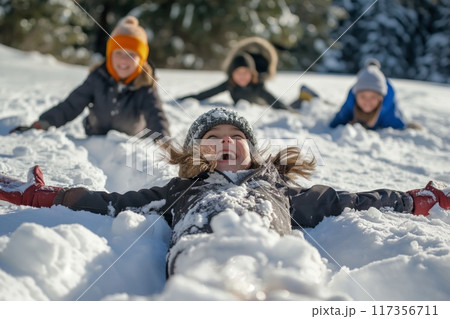 Family fun making snow angels in winter wonderlandのイラスト素材 [117356711 ...
