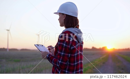 Woman engineer is taking notes on a clipboard...の写真素材 [117462024] - PIXTA