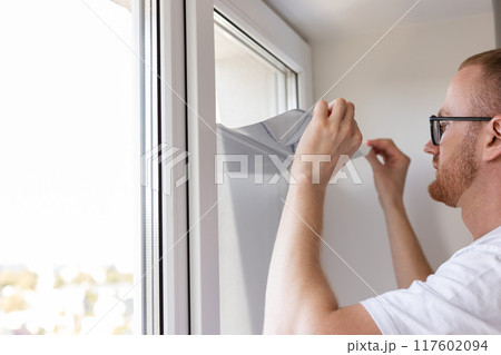 Man tinting windows at home with solar control...の写真素材 [117602094] - PIXTA
