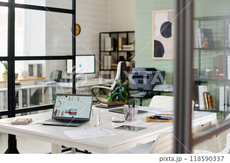 Modern Office Interior with Open Workspace Settingの写真素材 [118590337] - PIXTA