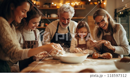 A Multi-Generational Family Baking Together in...のイラスト素材 [118597312 ...