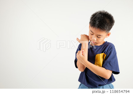 Asian little kid boy scratching itchy arm from...の写真素材 [118654794] - PIXTA