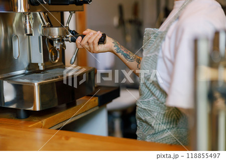Barista Preparing Coffee in a Chic Caf Settingの写真素材 [118855497] - PIXTA