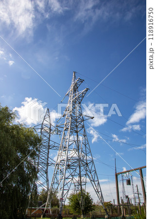 A tall power tower with a clear blue sky in the...の写真素材 [118916750] - PIXTA