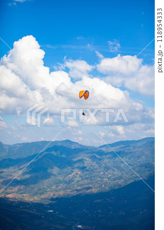 People paragliding over the beautiful mountains...の写真素材 [118954333] - PIXTA