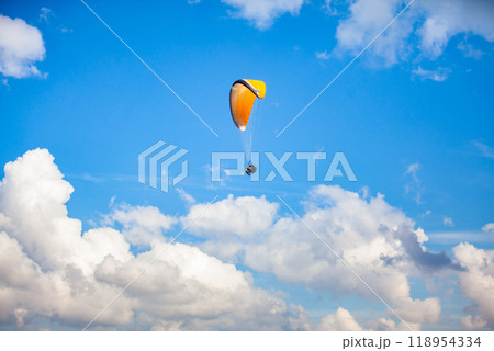 People paragliding over the beautiful mountains...の写真素材 [118954334] - PIXTA