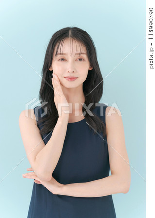 30代女性の美容ポートレートの写真素材 [118990390] - PIXTA