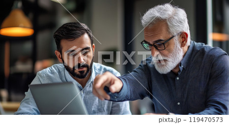 Boss Reviewing Employee Work on Laptopのイラスト素材 [119470573] - PIXTA