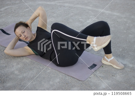 Athletic woman doing crunches on fitness mat...の写真素材 [119508665] - PIXTA