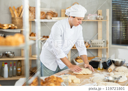 Young guy baker in white uniform cooking bread...の写真素材 [119721801] - PIXTA