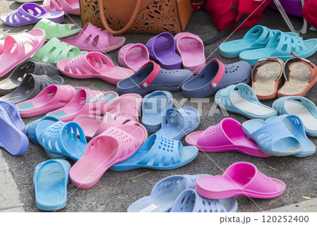 Lots of rubber slippers.Slaps summerの写真素材 [120252400] - PIXTA