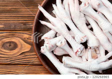 Raw chicken foot ( paws ) Top view on rustic...の写真素材 [120268965] - PIXTA