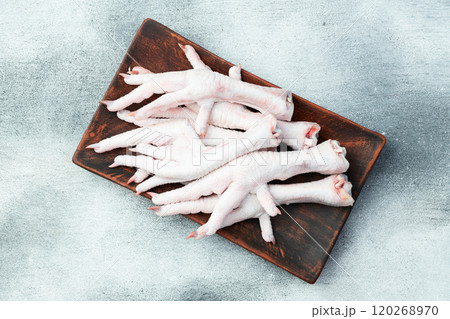 Raw chicken foot ( paws ) Top view on rustic...の写真素材 [120268970] - PIXTA