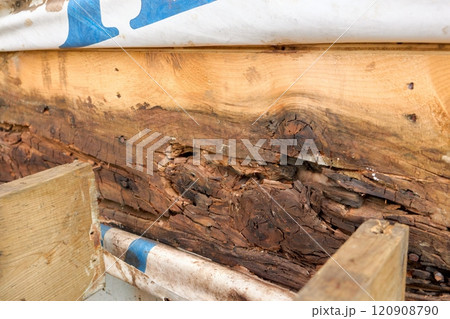 Removed Deck Ledger Board Reveals Dry Rotten...の写真素材 [120908790] - PIXTA
