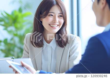 打ち合わせするセールスパーソン_1のイラスト素材 [120930246] - PIXTA