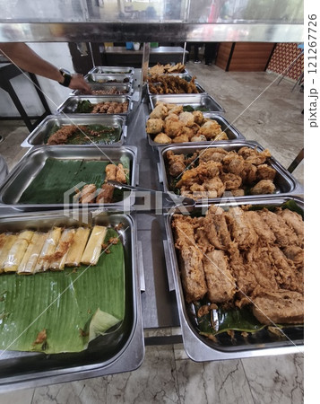 A buffet display with a variety of Indonesian...の写真素材 [121267726] - PIXTA