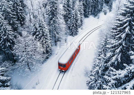 Red train traveling through snow covered forest...のイラスト素材 [121327965] - PIXTA