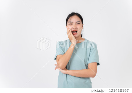 A sick, uncomfortable young Asian woman...の写真素材 [121418197] - PIXTA