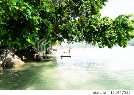 A lonely swing over the water in the sea under...の写真素材 [121447583] - PIXTA