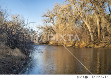Poudre River in Fort Collins, Colorado, in late...の写真素材 [121458717] - PIXTA